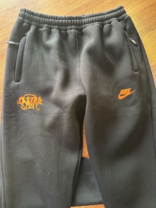 Мъжки,ватиран,черен екип Nike Synah с качулка и ципове на джобовете гр ...