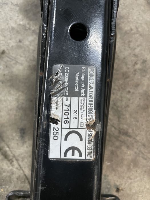 Coarba / cheie roti + cric Peugeot 407 Transporter vito dubita Pitesti ...