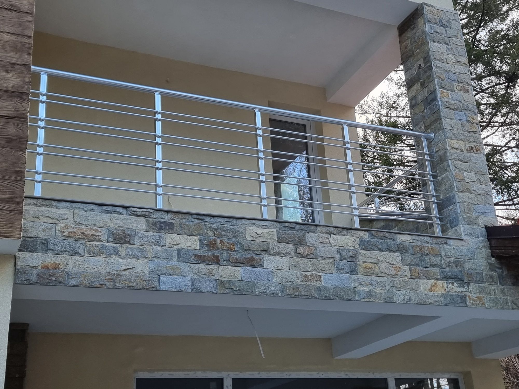 Алуминиеви и стъклени парапети с Труд • Olx Bg