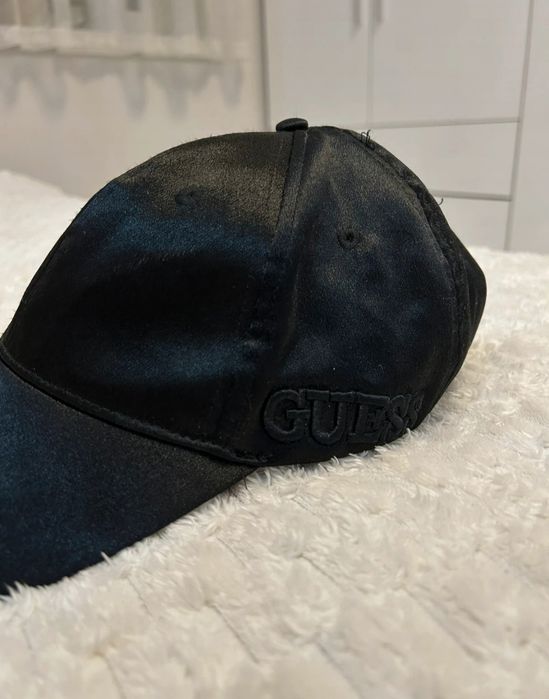 Sapca neagra stil baseball de dama de brand GUESS Arad • OLX.ro