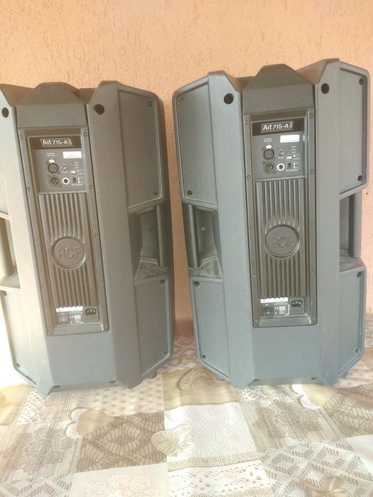 Vând boxe Rcf cu cabluri și suporturi Borsa • OLX.ro