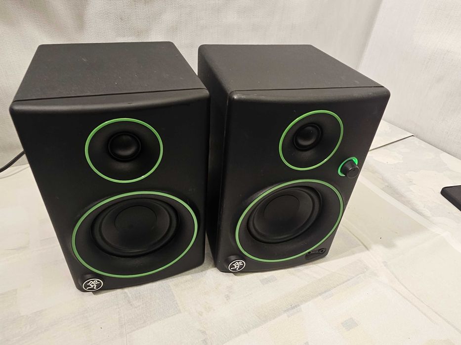 Defect Boxe monitoare de studio Makie CR3 active Arad • OLX.ro