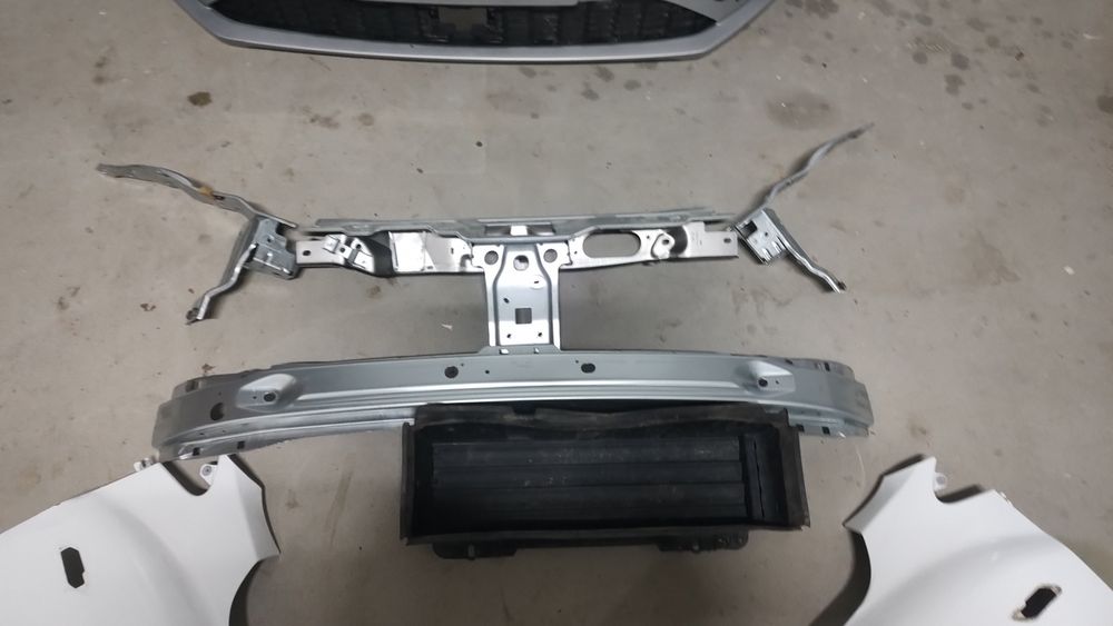 Bara fata, faruri , aripi, trager, ochelari faruri , volet Logan 3 ...