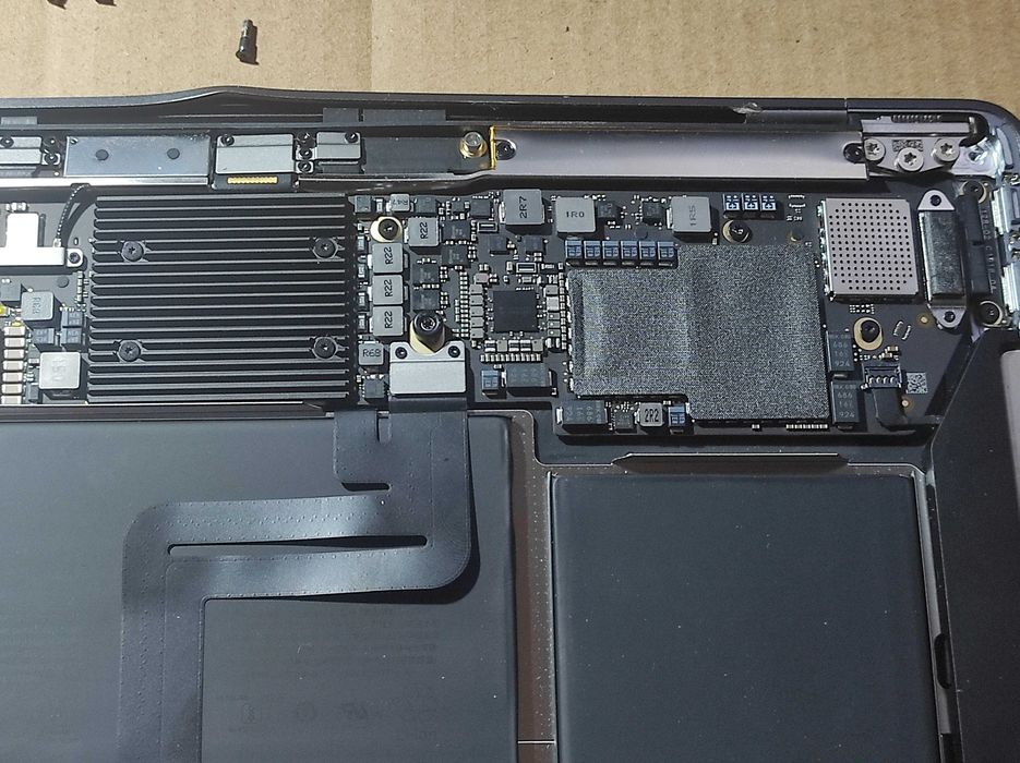 Dezmembrez Apple macbook air a1932 emc 3184 Radauti • OLX.ro