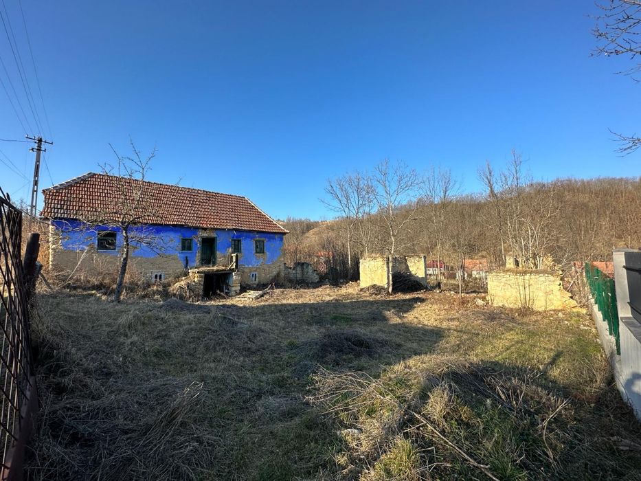 Casa de vanzare cu teren Podeni • OLX.ro