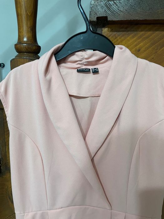 Vând rochie scurtă mărimea 40 Targoviste • OLX.ro
