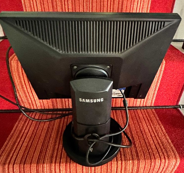 Monitor LCD Samsung SyncMaster 740N 17", Negru Oradea • OLX.ro