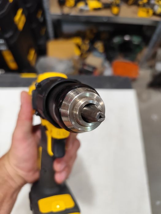 Безчетков акумулаторен удърен винтоверт Девалт DeWALT DCD709 + 5Ah с ...