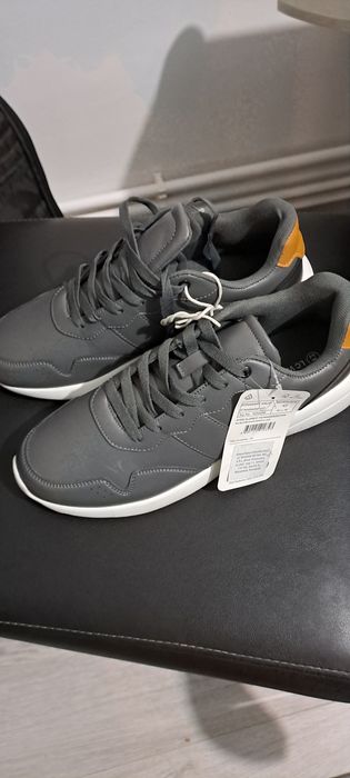 Vând adidasi noi barbati Mangalia • OLX.ro