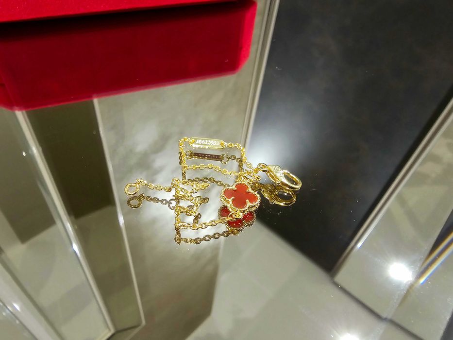 Van Cleef & Arpels VCA Gold Red Sweet Alhambra Clover Дамска Гривна гр ...