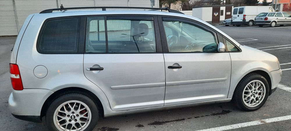 Volkswagen Touran 1.9 bkc DSG automat 7 locuri piele Huedin • OLX.ro