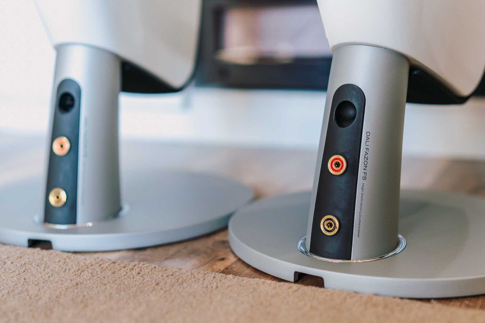 Dali Fazon F5 - Чисто нови! гр. Плевен Идеален център • OLX.bg