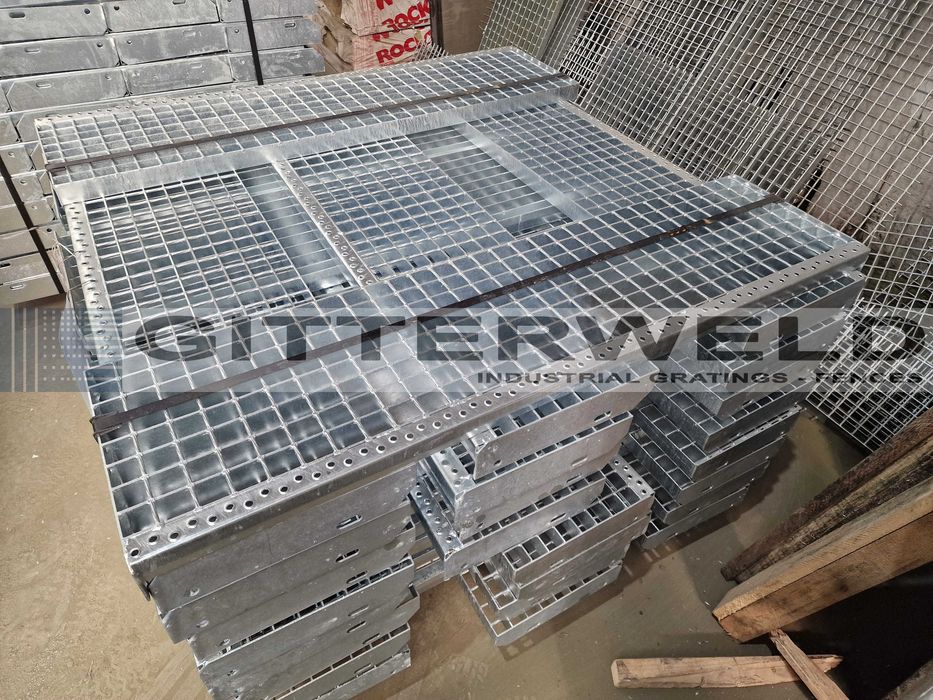 Trepte metalice zincate / Scari metalice / 1200x305 / 40x3 Bucuresti ...