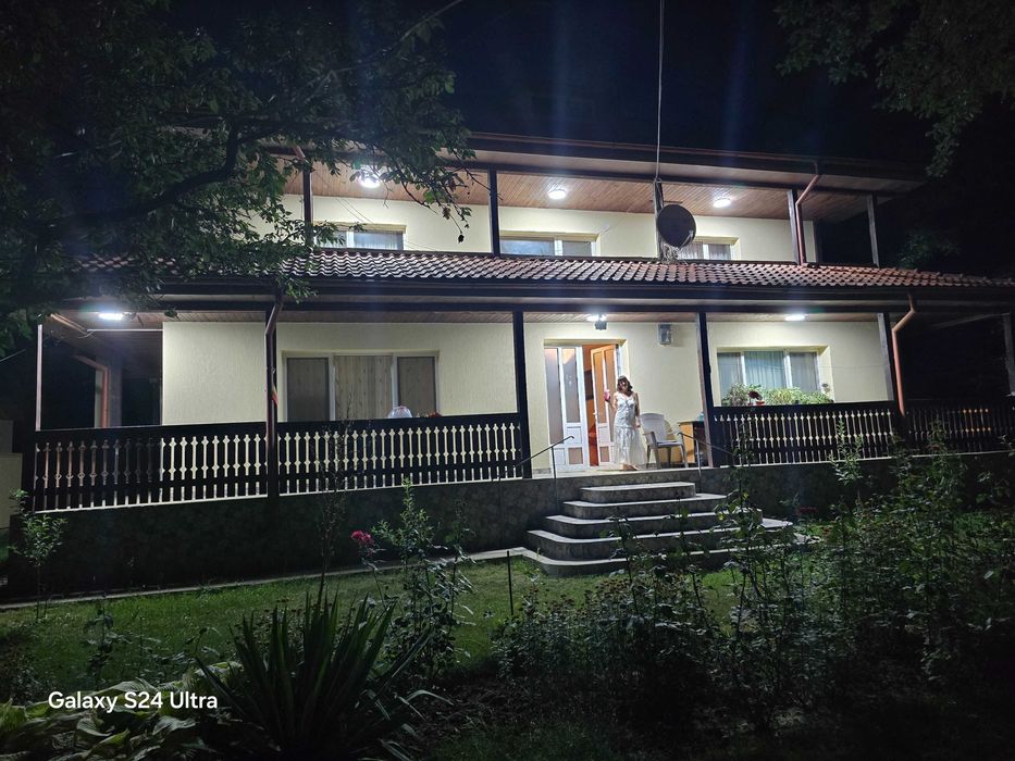 Casa mare cu etaj si cu teren Nicoresti, jud. Galati Dobrinesti • OLX.ro