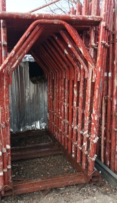 Se vinde schela metalica italiana Valenii de Munte • OLX.ro