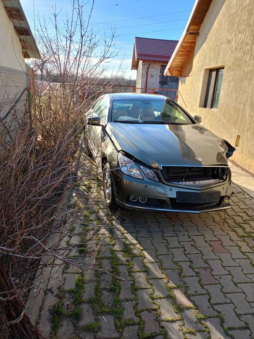 Vand MERCEDES E CLASSE COUPE avariat sau dezmembrez Targoviste • OLX.ro