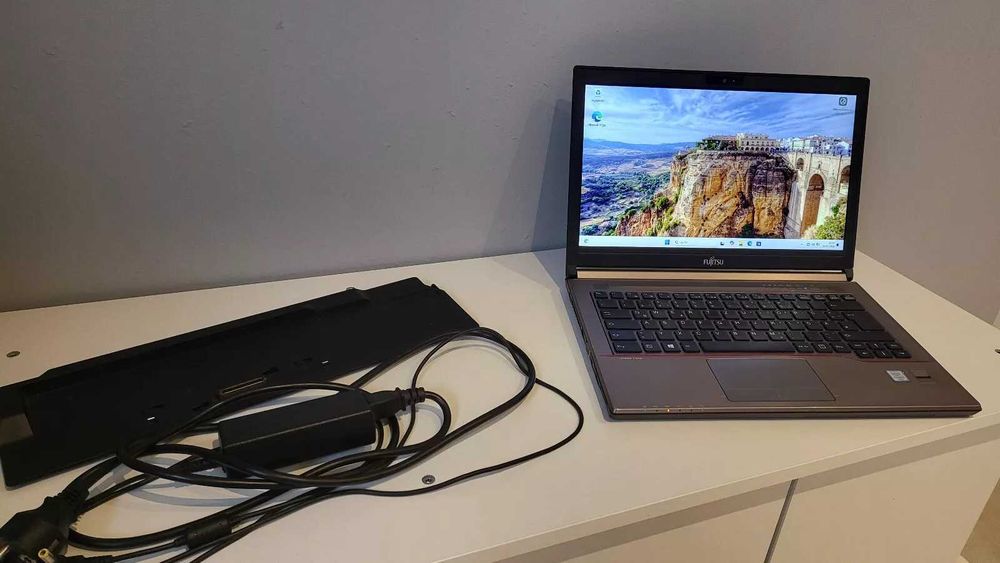 15 IPS Fujitsu LifeBook i7-6500U 12GB Ram 256SSD + Docking Station гр ...