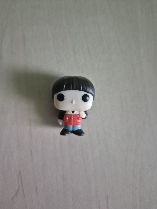 Vand figurine Kinder Joy Stranger Things Pitesti • OLX.ro