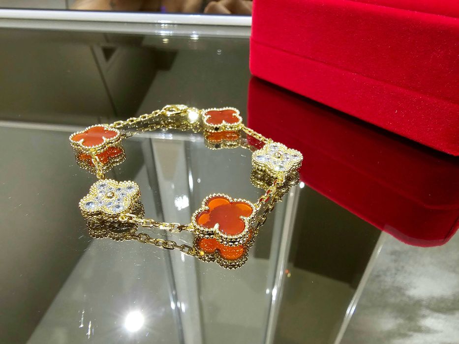 Van Cleef & Arpels VCA Gold Red Alhambra 5 Motifs Clover Дамска Гривна ...