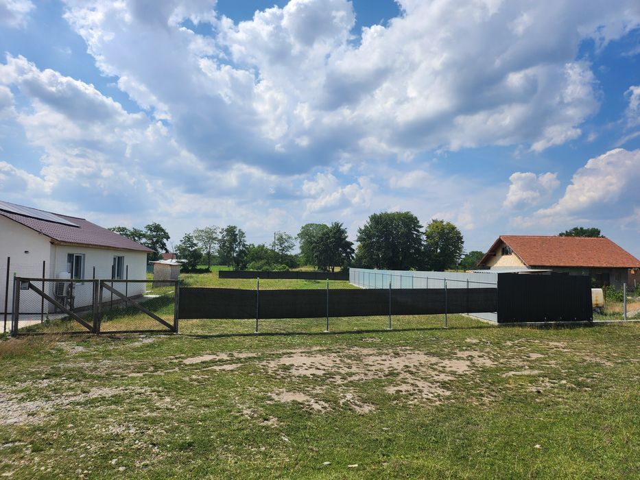 Teren intravilan intre case 700mp, parțial imprejmuit! Carpinis • OLX.ro