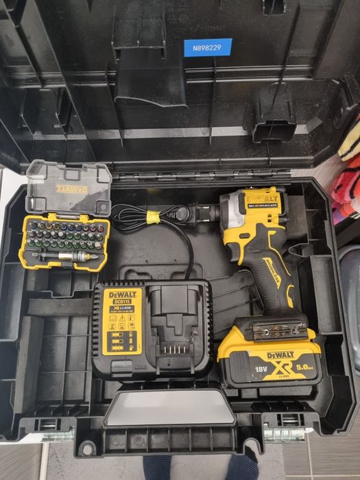 Dewalt dcf850 masina insurubat cu impact. Baterie 5 ah,imcarcator,cuti Bucovat • OLX.ro