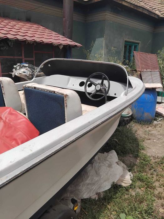 Vand barca fibra sticla cu motor Mercury 20 cp si peridoc Cilieni • OLX.ro