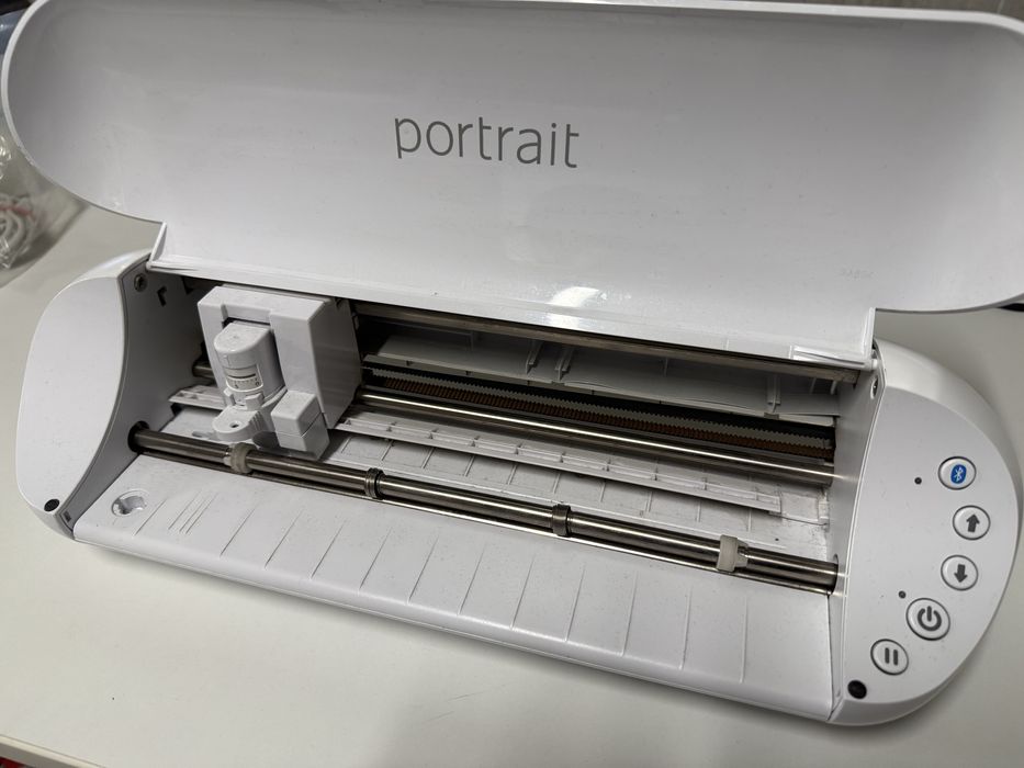 Cutter Plotter Silhouette Portrait 3 Dumbravita • OLX.ro