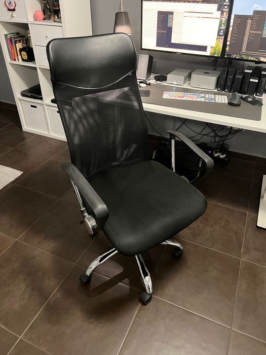 BILLUM Офис Стол гр. София Център • OLX.bg