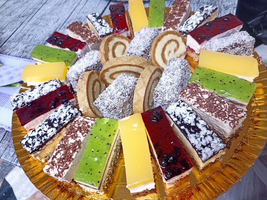 Prăjituri de casă Lotrioara • OLX.ro