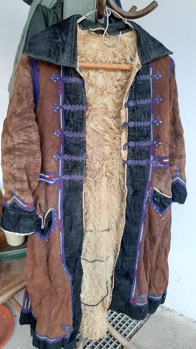 Cojoc vechi cu broderie Petrilova • OLX.ro