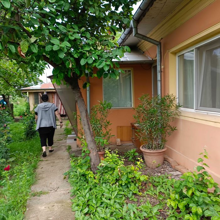 Casa - Varasti – dupa Berceni, la asfalt, 15 km de Bucuresti, 4 camere ...