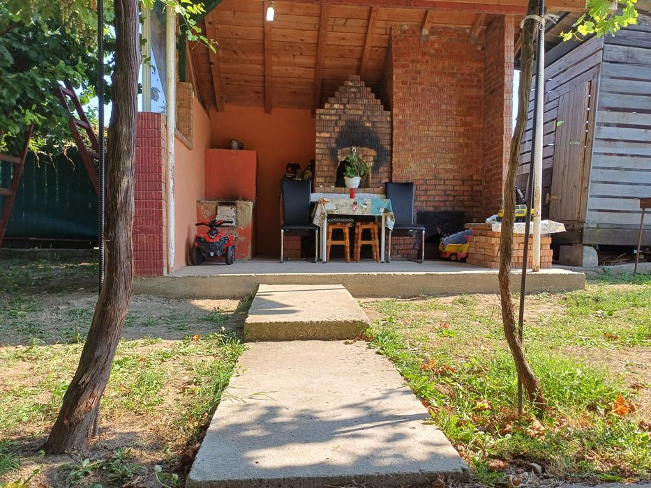 Vând casa la curte Fantanele • OLX.ro