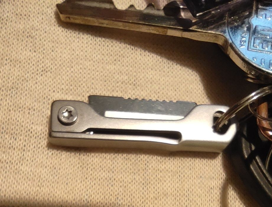 Breloc briceag cutit micut cat o cheie, taie extrem de bine, se pune ...