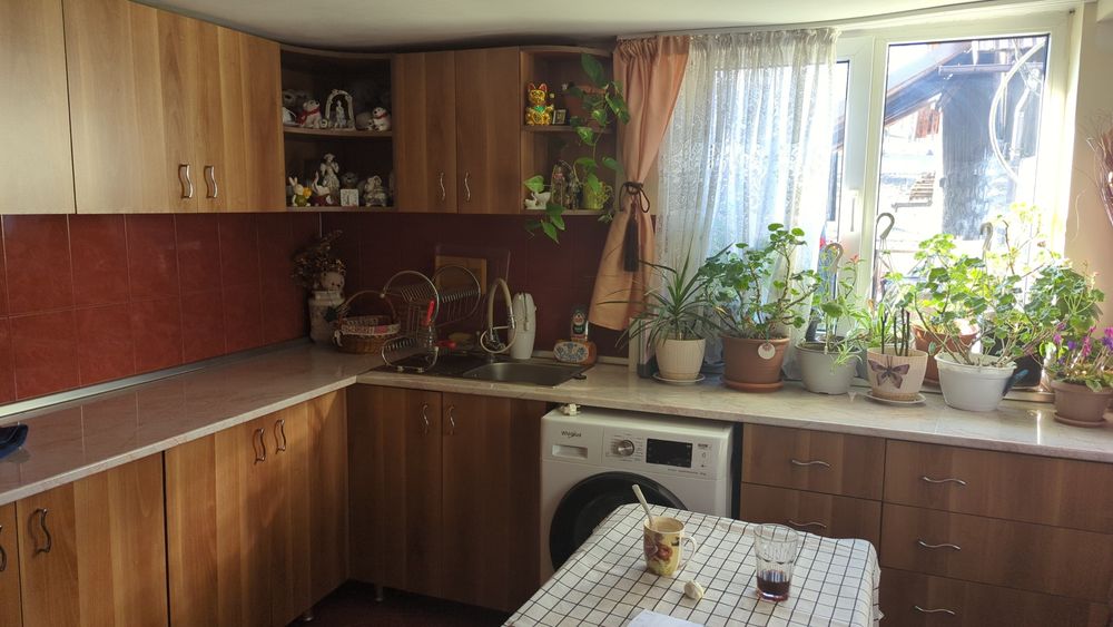 Vând 2case într-o curte Petrindu • OLX.ro