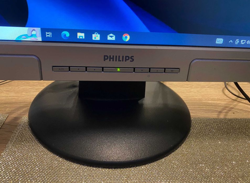 Monitor LCD PHILIPS 190S, 5ms 19 inch - patrat - retro Iasi • OLX.ro