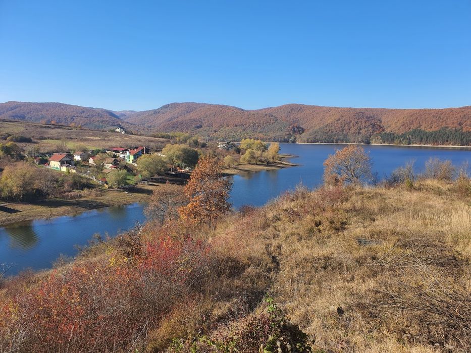 Teren pe malul lacului Cincis Hunedoara • OLX.ro