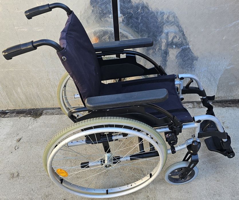 Fotoliu rulant/scaun cu rotile pt adolescenti, sezut 38 cm Bocsa • OLX.ro