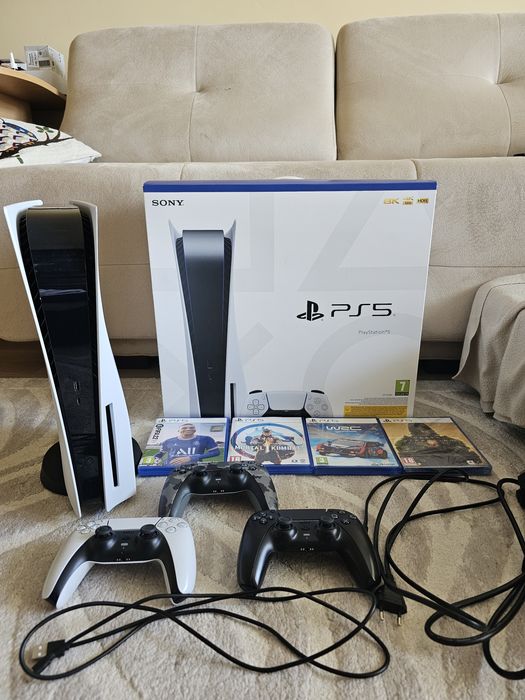 PS5 Standard disc edition + 4 игри и 2 джойстика гр. София Младост 1А ...