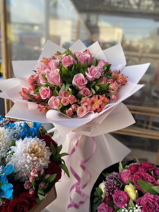 Tabiiy buket gullar atirgul pion zakas olamiz - Tadbirlar uchun boshqa ...