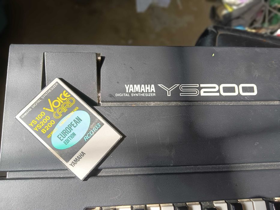 Yamaha YS200 синтезатор клавир кийборд, директно 220в +екстра карта гр ...