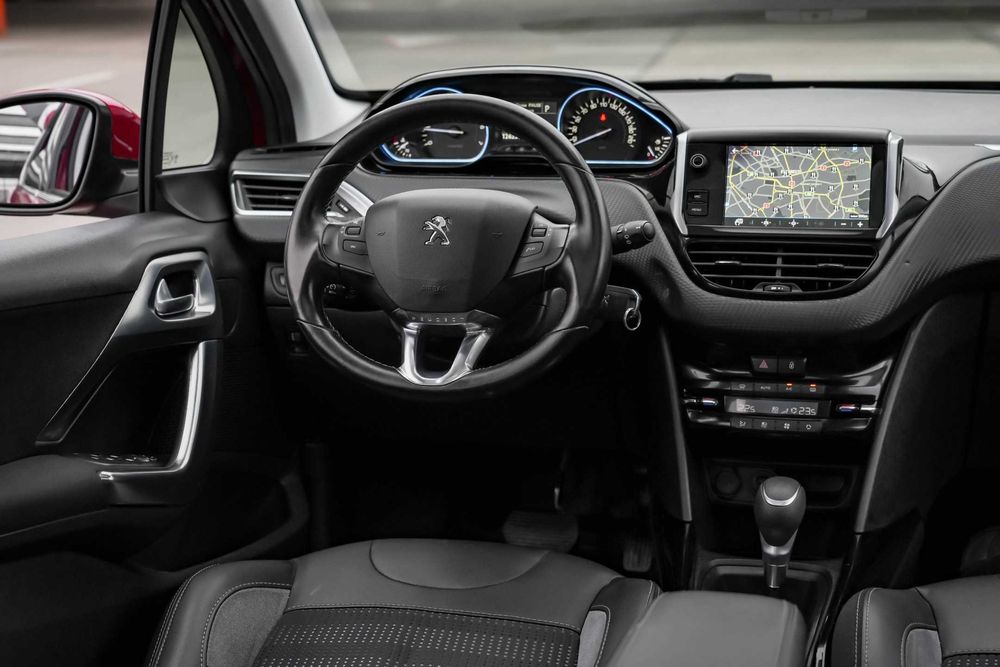 Peugeot 2008 Automat 1.2 PureTech Varianta de Top / ALLURE / Panoramic ...
