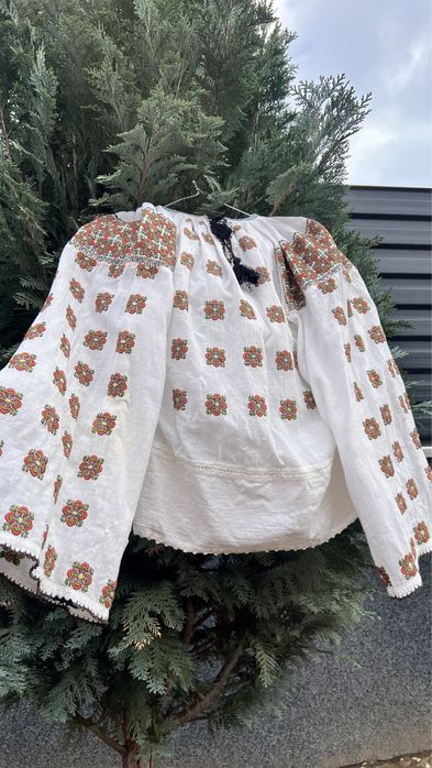 Ie veche cusuta manual panza subtire de casa Ramnicu Valcea • OLX.ro