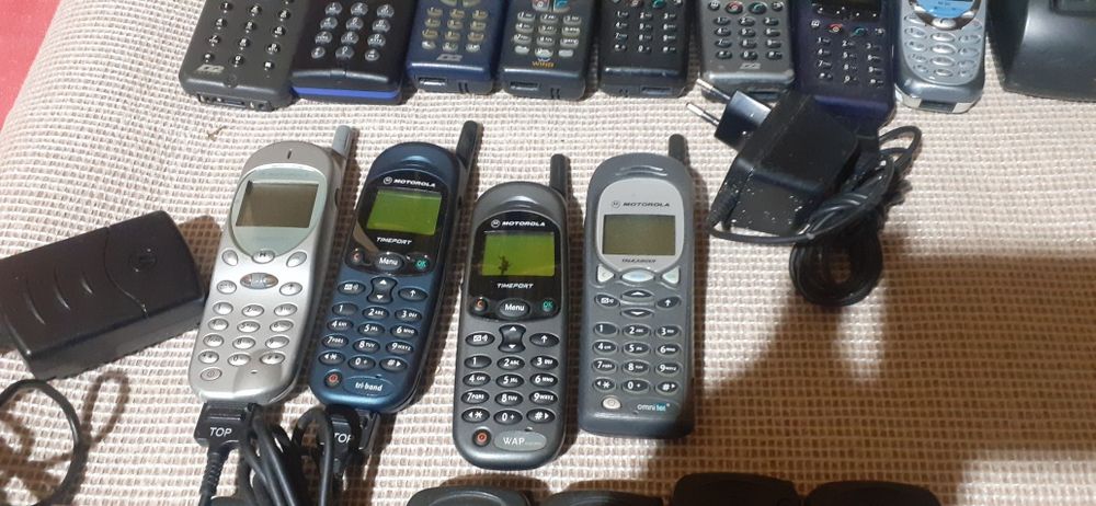 Telefoane vechi cu taste si incarcatoare Argeselu • OLX.ro