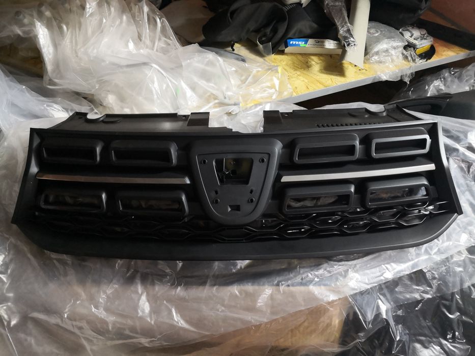 Grilă bară față cea cu emblema Dacia Logan, Sandero 2017-2020 nouă Topoloveni • OLX.ro