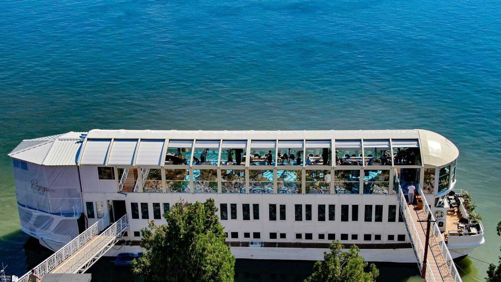 Spatiu comercial restaurant plutitor cu 3 etaje Pagaya Yacht Bucuresti ...