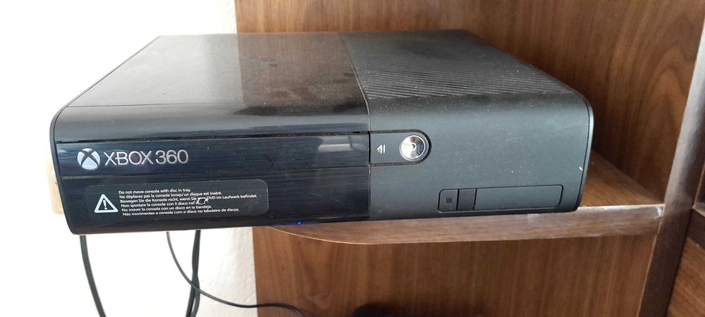 Xbox360 с 20 игри +монитор джоистици 2бр зарядно и цялото окабеляване. гр. Казанлък • OLX.bg