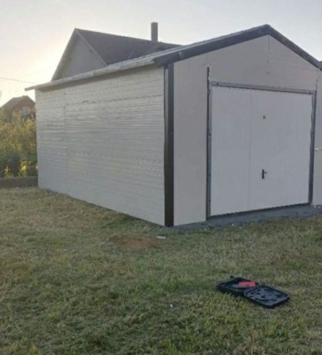 Garaj auto pe structură metalică panouri sandwich Constanta • OLX.ro