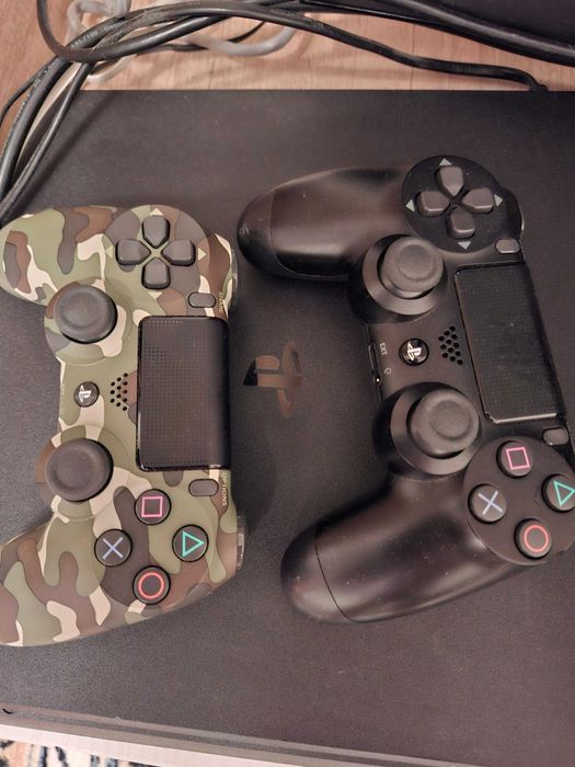 Vand PS4 cu 2 controllere originale Constanta • OLX.ro