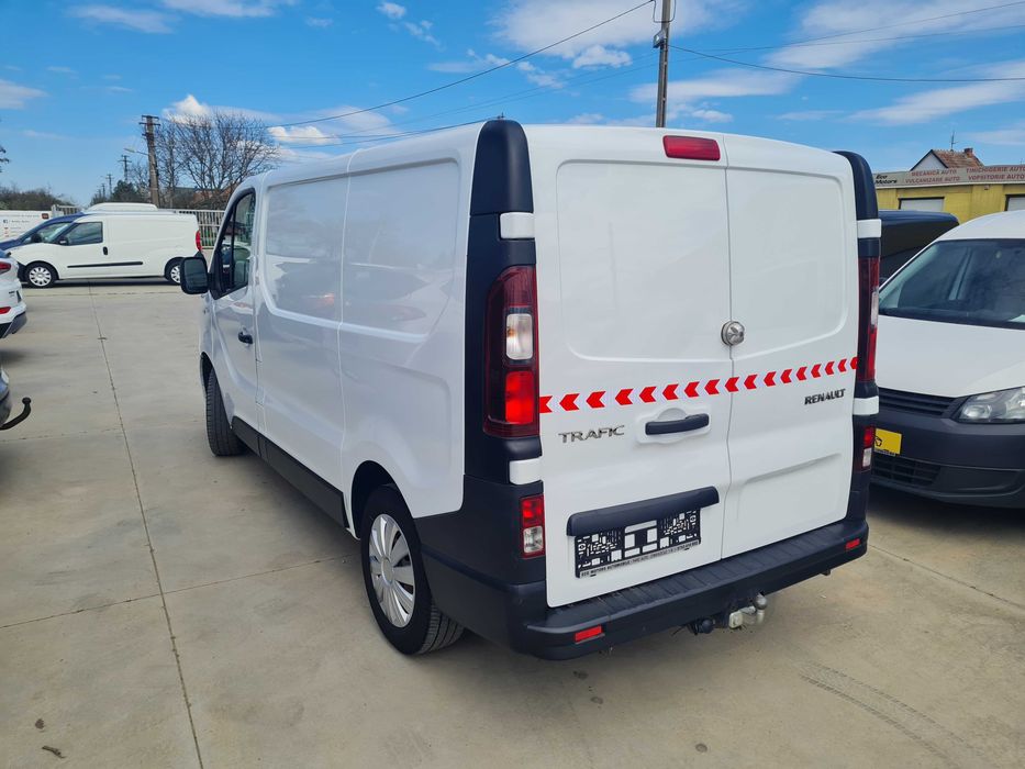 RENAULT TRAFIC 155000 km 125 C.P. an 2018 cash sau rate fixe Arad • OLX.ro