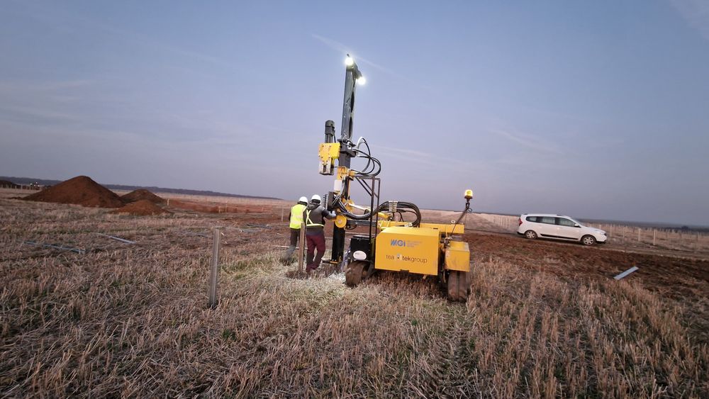 Batut stâlpi in parcuri f . Soneta , batipal Solar pile driver Ploiesti ...